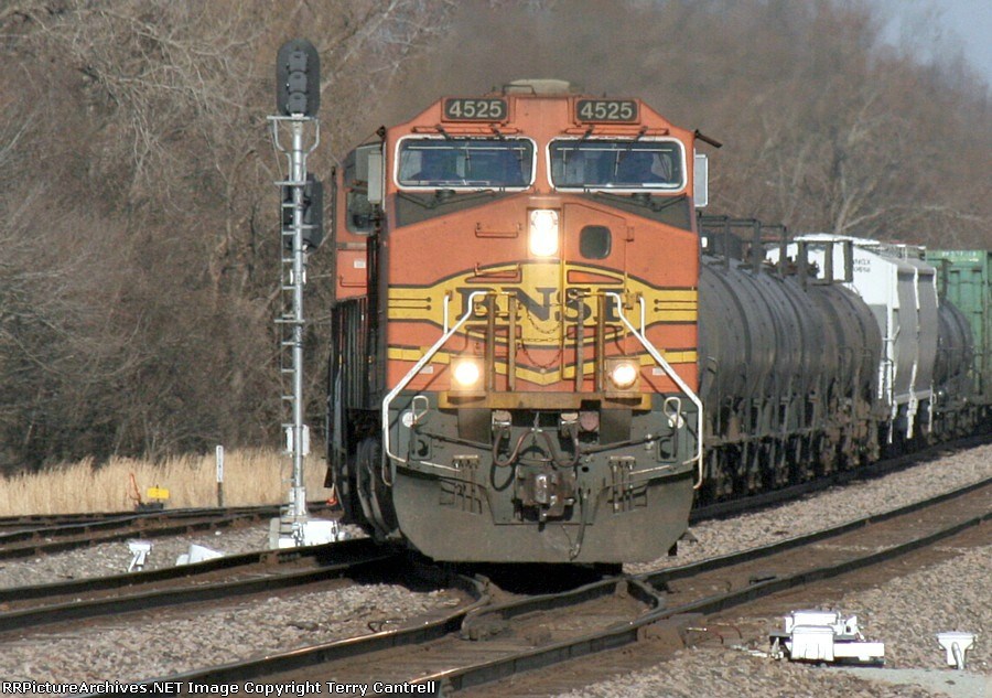 BNSF 4525 cutting over from track 2 to track 1 as it comes off the south leg of Afton Junction